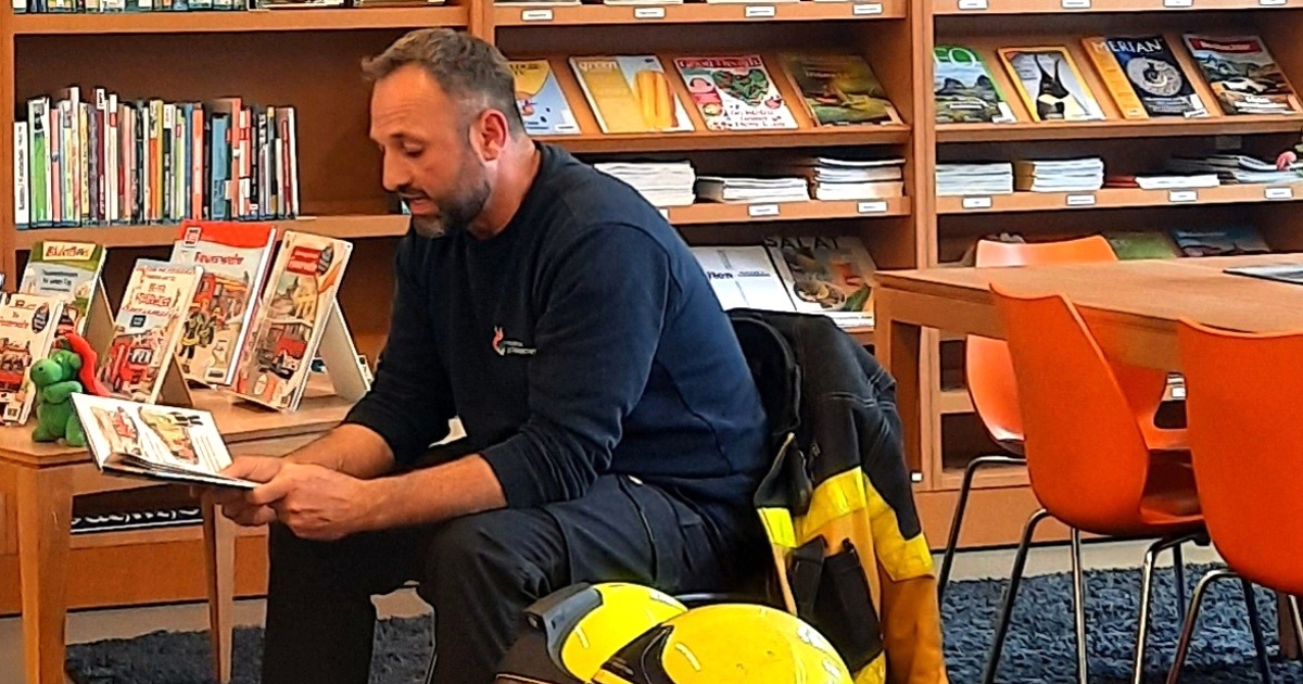 Ein Feuerwehrmann in der Bibliothek | Der Rheintaler
