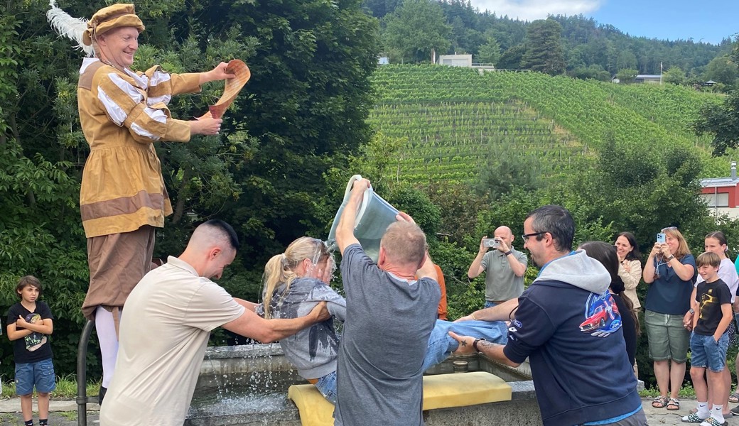 «Gegautscht»: Salome Rohner wurde in den frisch geputzten Brunnen ...