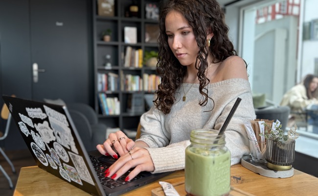 Café statt Klassenzimmer: Die 18-jährige Andrina Gantenbein organisiert ...