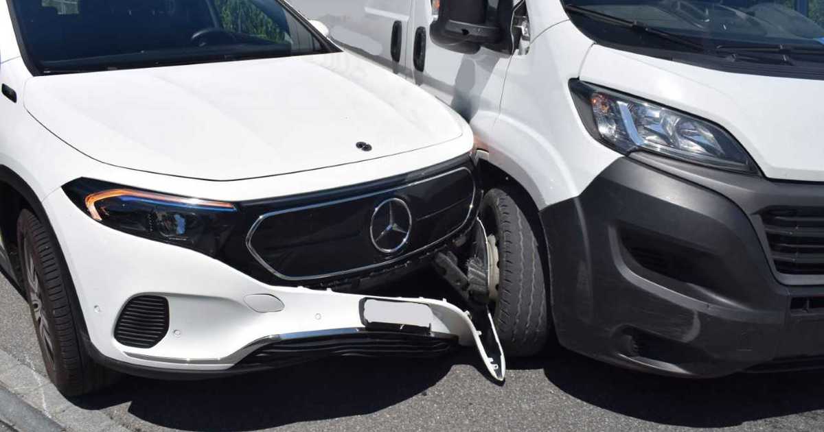 Lieferwagen streift Auto - der Blechschaden beträgt mehrere tausend Franken | Der Rheintaler