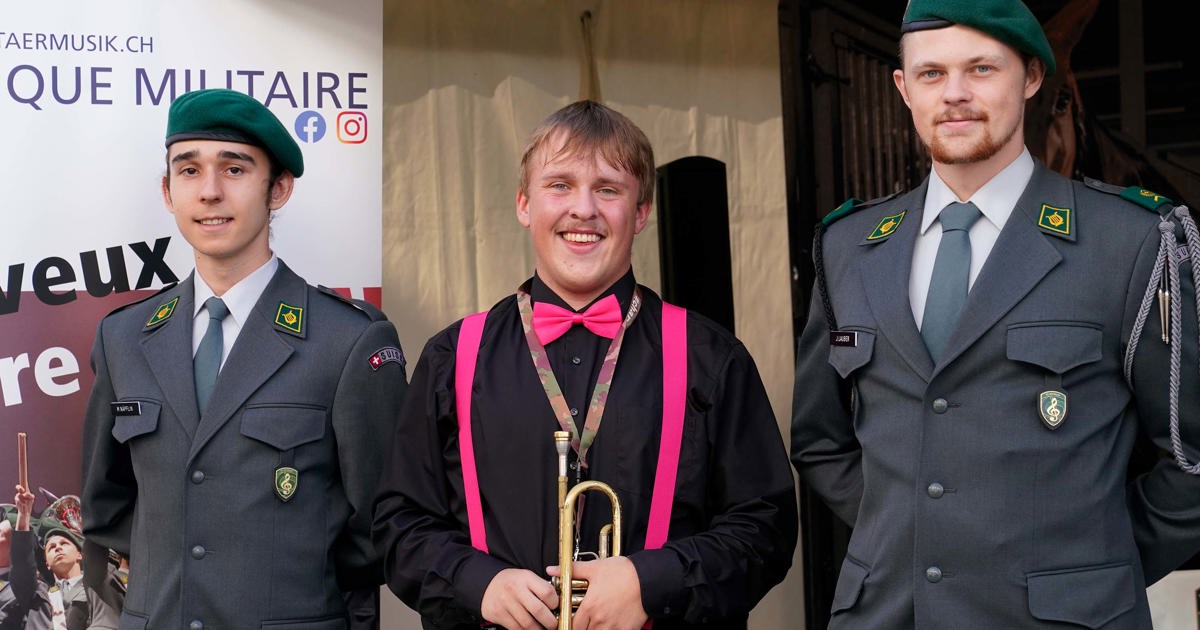 Dominik Seitz tritt mit Cornet in der Hand in die Rekrutenschule ein ...