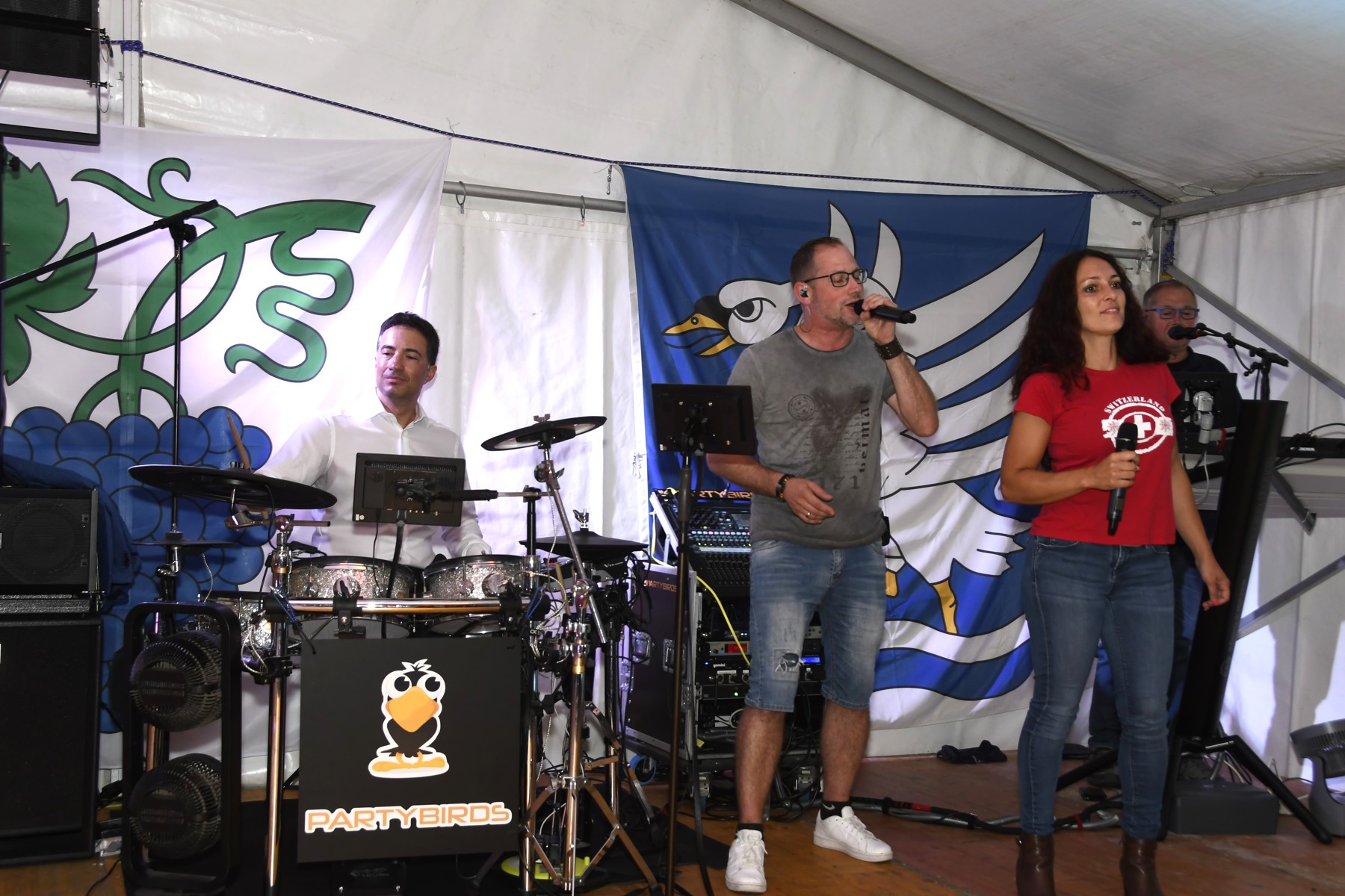 Andrea Caroni überrascht in Staad mit Anekdoten und Schlagzeugsolo zum ...