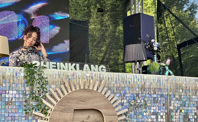 Am Rheinklang Festival: Tief wummernder Bass und glitzerndes Make-up ...