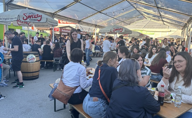 Blasmusik, Sonne und volle Zelte: So war der Rhema-Samstag | Der Rheintaler