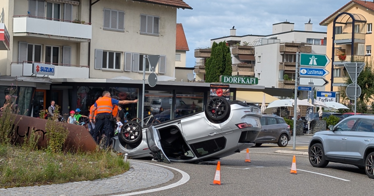Mitten im «Adler»-Kreisel: Auto liegt im Feierabendverkehr auf dem Dach ...