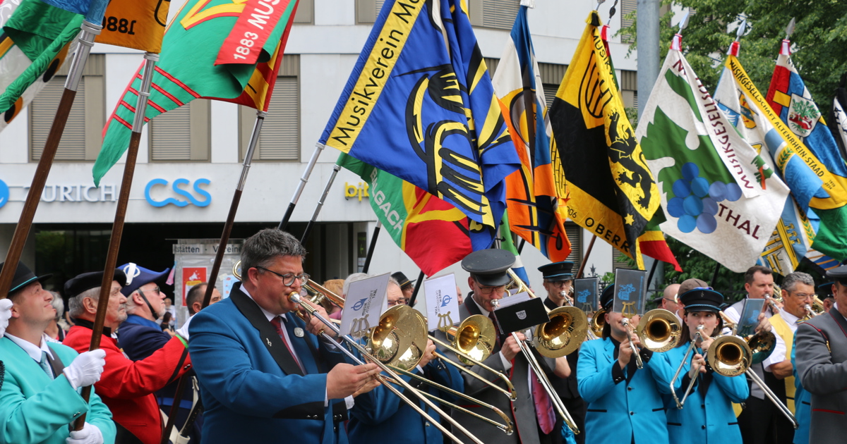 Parademusik und Rhema-Marsch: mit Pauken und Trompeten durch das ...