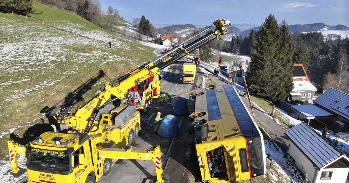 Mehrere Verletzte und hoher Sachschaden nach Unfall mit Postauto | Der Rheintaler