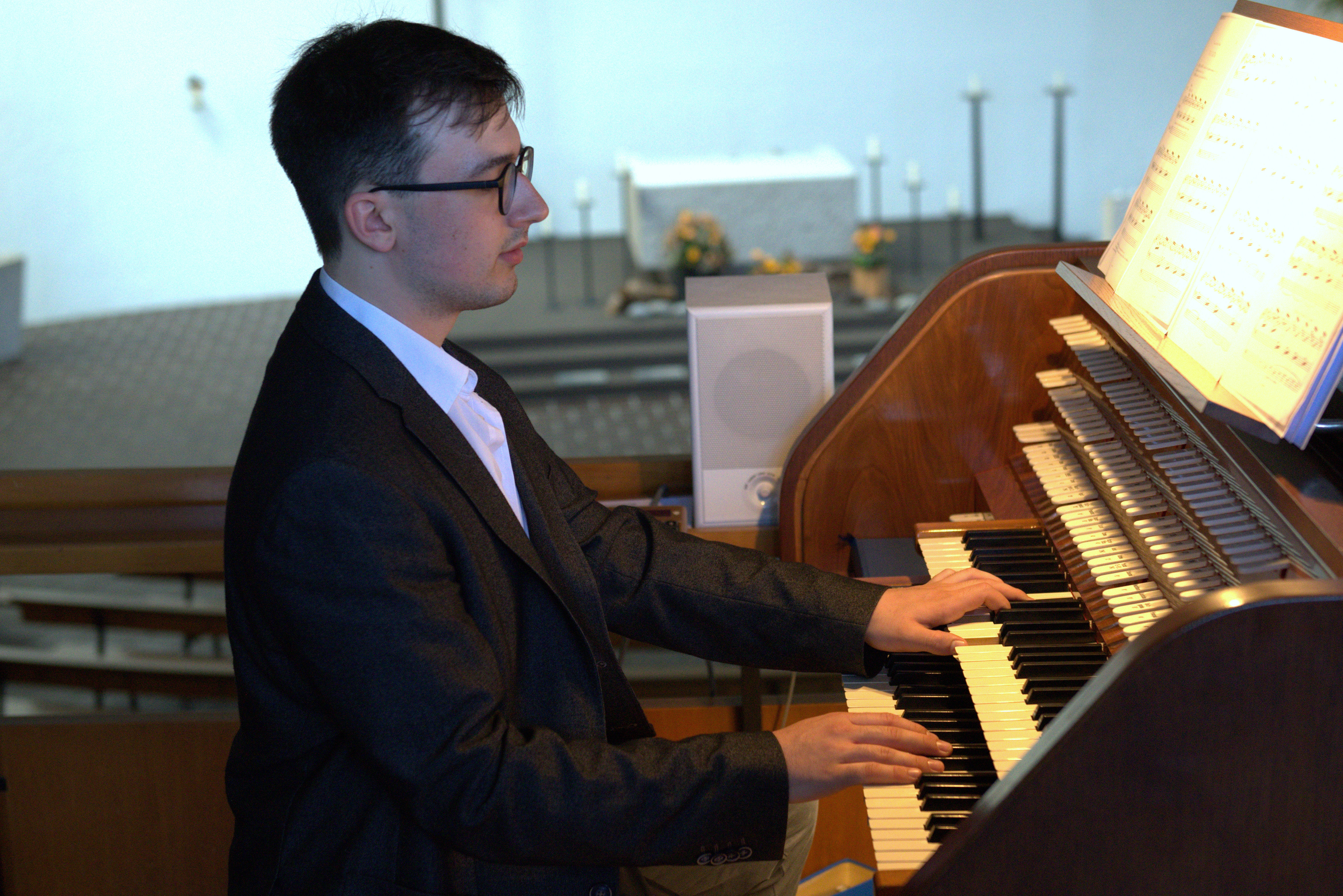 Spannende Improvisationen: Simon Frei feiert Orgel-Debüt in der Kirche ...
