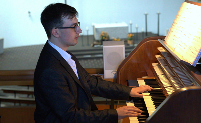 Spannende Improvisationen: Simon Frei feiert Orgel-Debüt in der Kirche ...