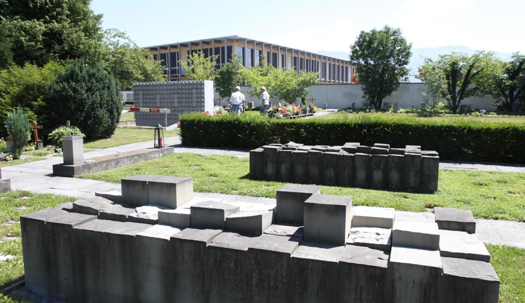 Monolith und Platz für 360 Urnen | Der Rheintaler Monolith und Platz für 360 Urnen | Der Rheintaler