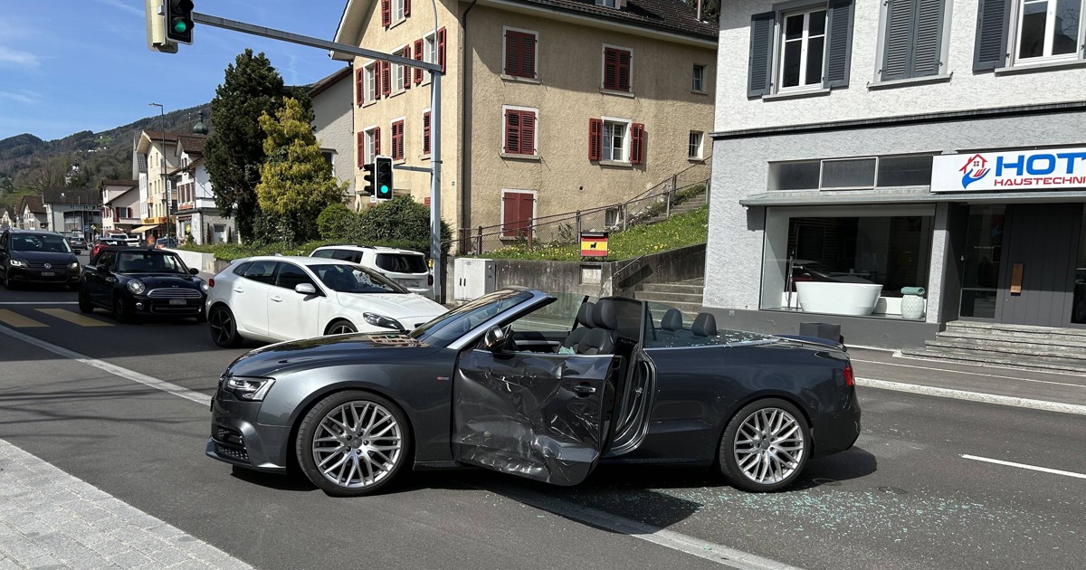 Zwei Autos kollidieren auf der Hauptstrasse - 48-jährige Frau verletzt | Der Rheintaler