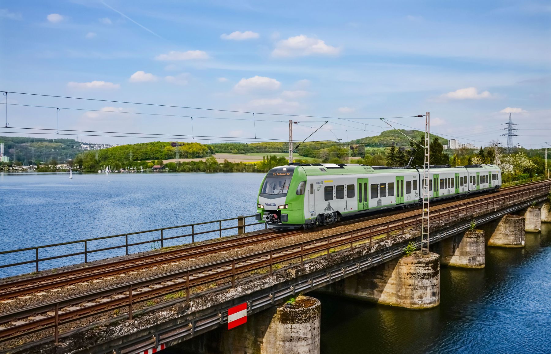 Stadler liefert 36 FLIRT-Züge für die S-Bahn Rhein-Ruhr und baut Markt ...