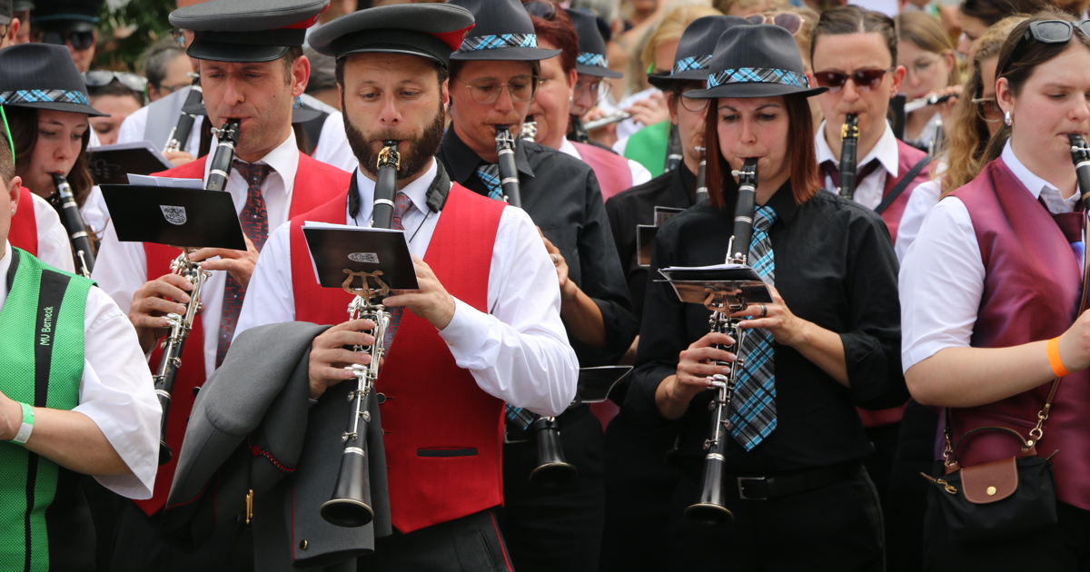 Parademusik und Rhema-Marsch: mit Pauken und Trompeten durch das ...