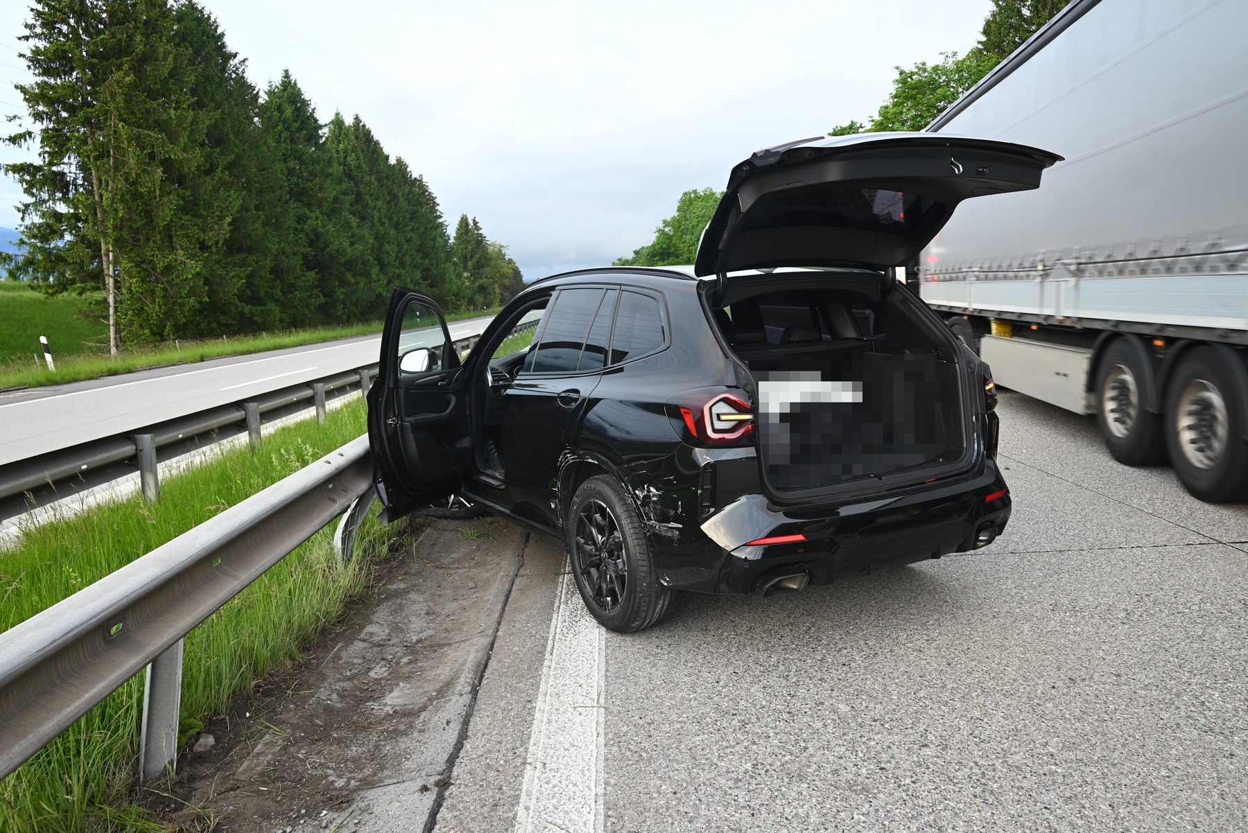 Zwei BMW kollidieren auf der A13, ein Auto prallt in die Leitplanke: Polizei sucht Zeugen | Der ...