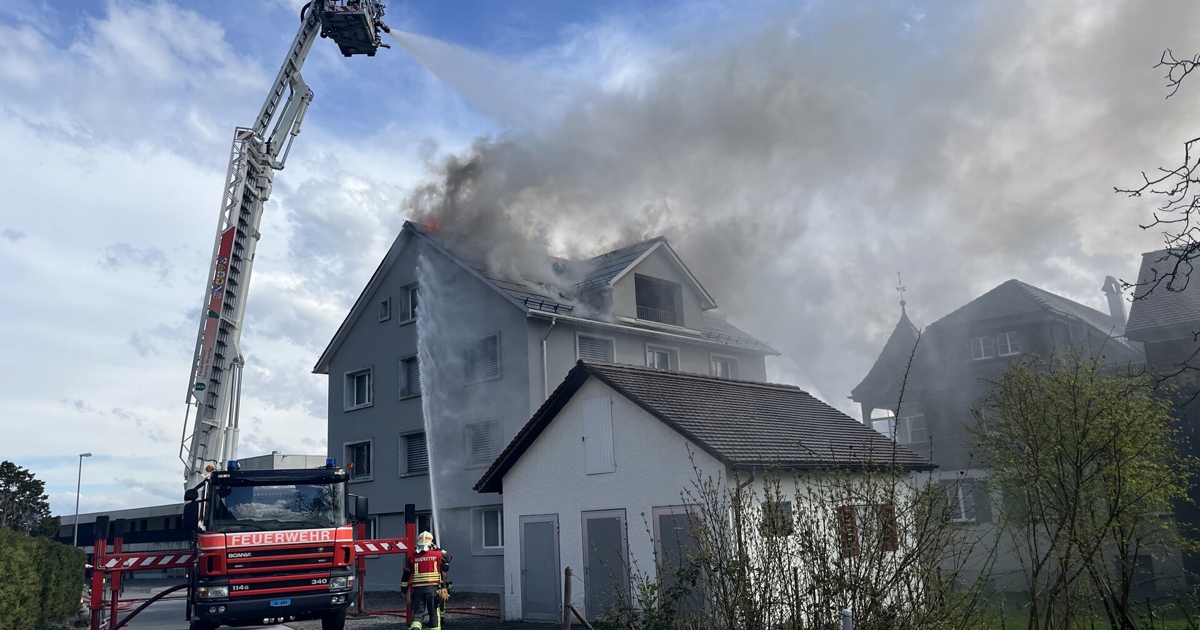 Feuer in Mehrfamilienhaus ausgebrochen: PV-Anlage als Ursache vermutet | Der Rheintaler