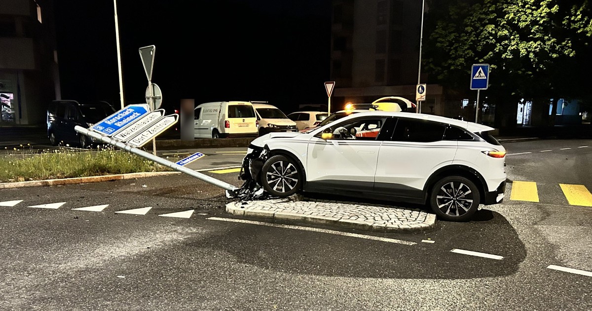 45-Jähriger fährt Wegweiser um - der Ausweis ist weg | Der Rheintaler
