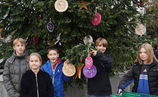 Der Weihnachtsbaum ist ein Sinnbild der Integration | Der Rheintaler
