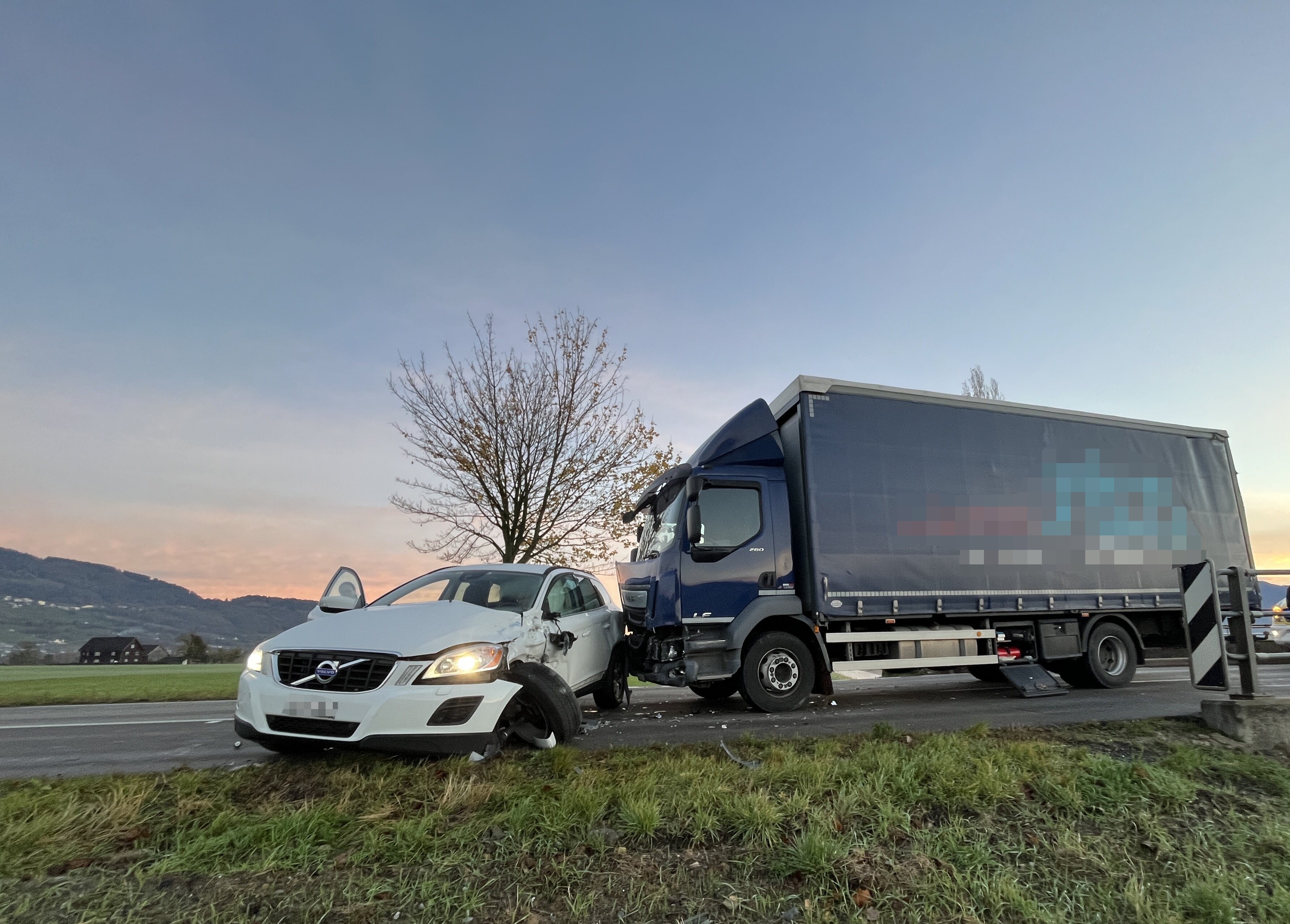 Schwerer Unfall im Morgenverkehr: Auto und Lastwagen zusammengestossen ...