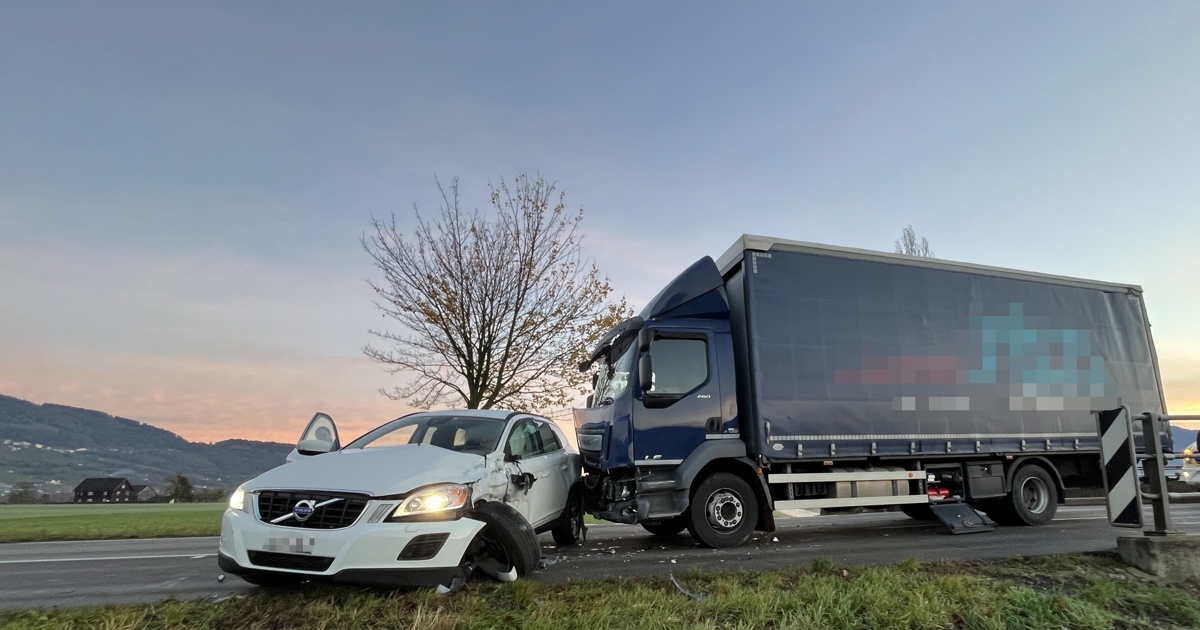 Schwerer Unfall im Morgenverkehr: Auto und Lastwagen zusammengestossen | Der Rheintaler