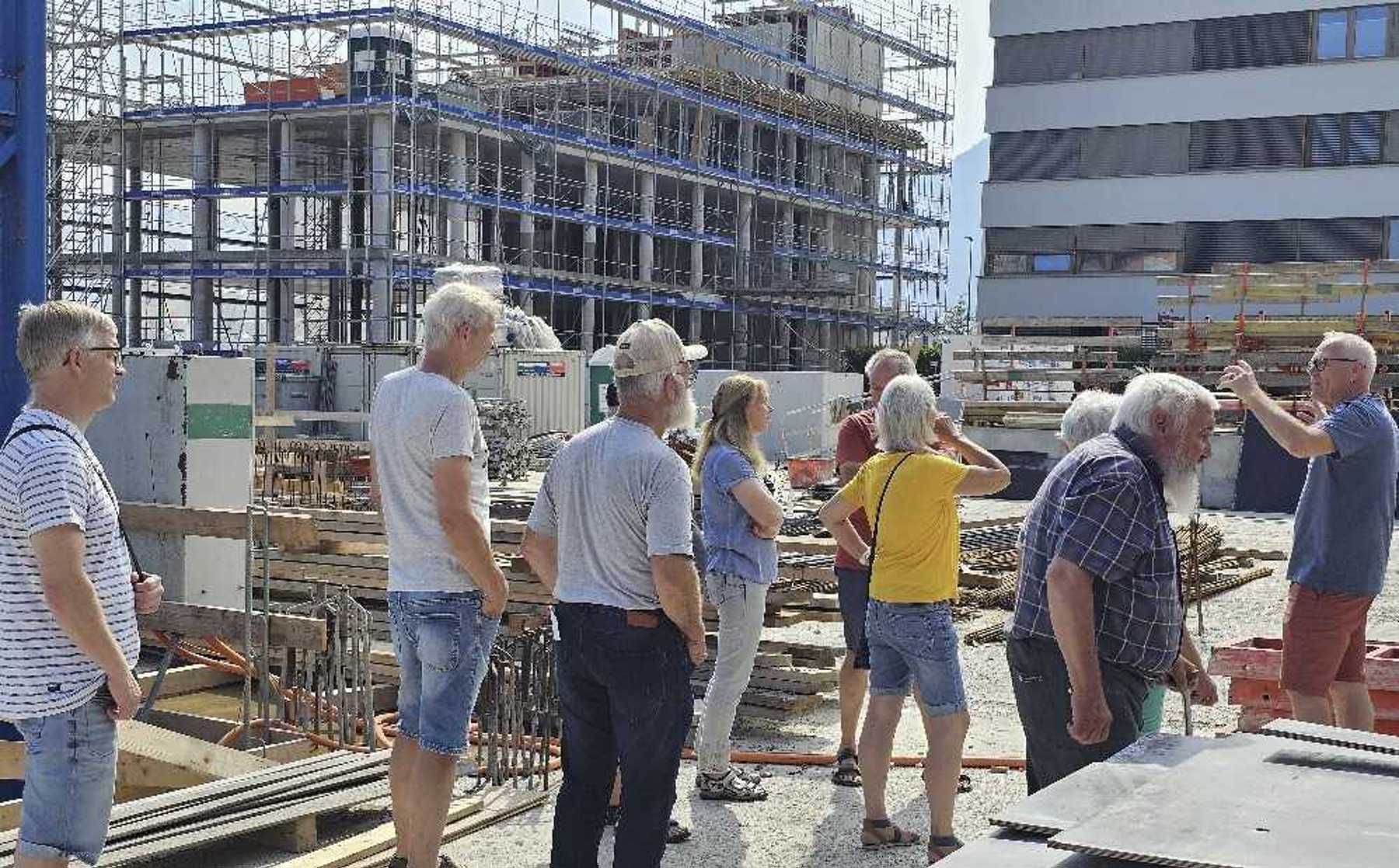 SVP-Mitglieder besichtigen Grossbaustelle im Dorfzentrum | Der Rheintaler