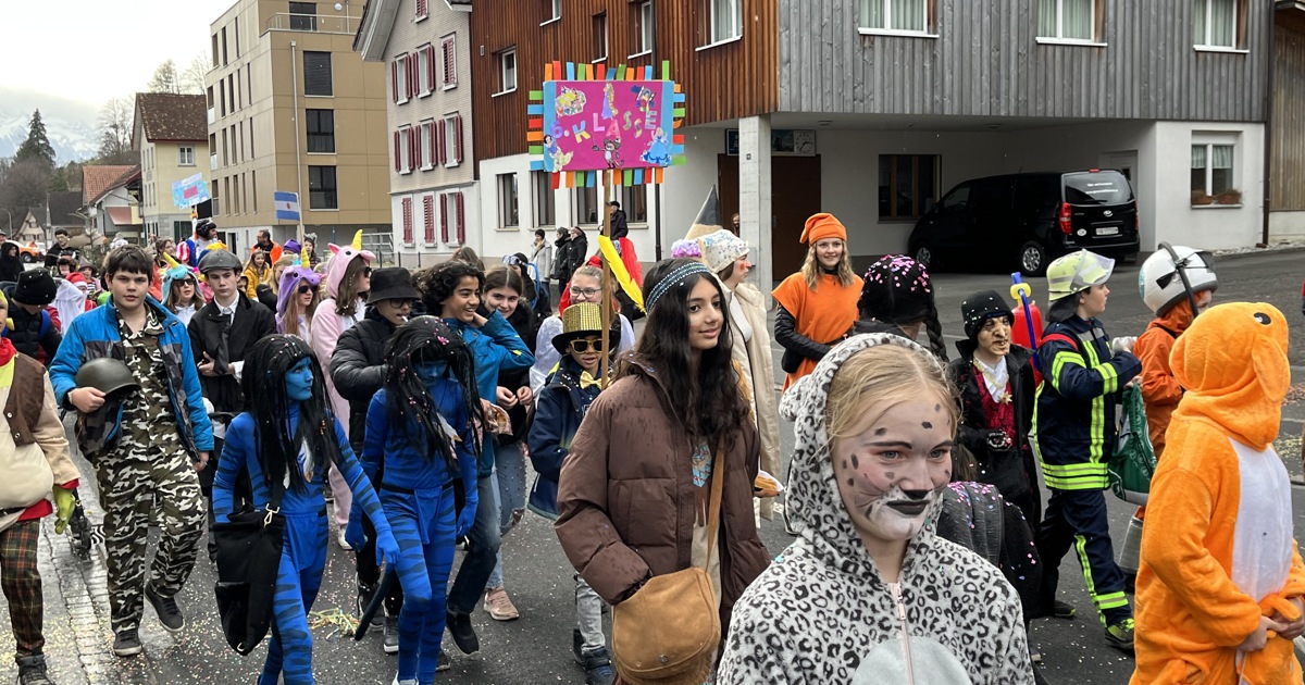 Farbenfroher Kinderumzug, angeführt von den Rhii-Jooli | Der Rheintaler